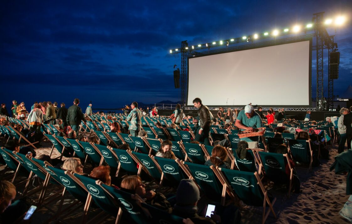 7 Ideas for Creating an Outdoor Movie Area in Your Backyard - Bomb Report