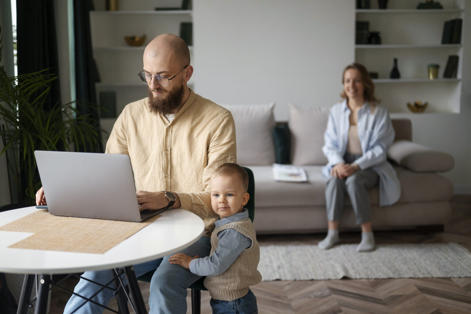 How to Manage Parenting While Working Remotely - Bomb Report