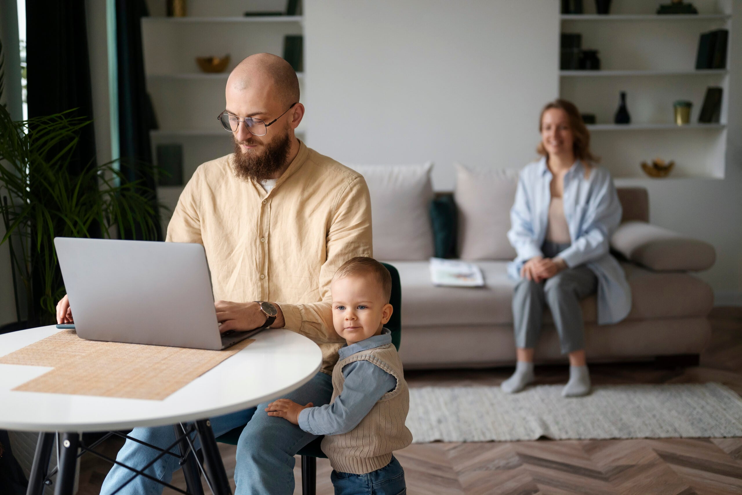 How to Manage Parenting While Working Remotely - Bomb Report